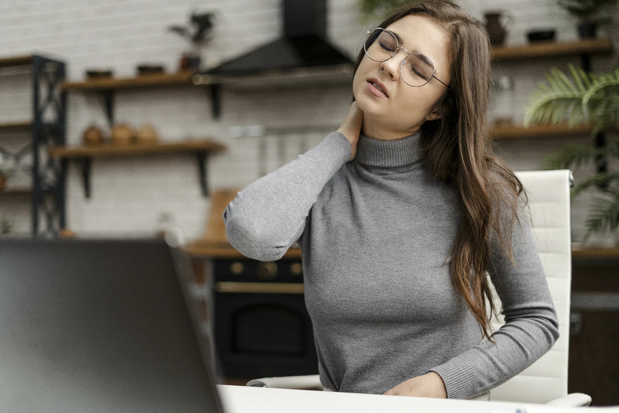 Desk Job Neck Pain? Why Heat Therapy Is Your Best Relief – HENNCHEE